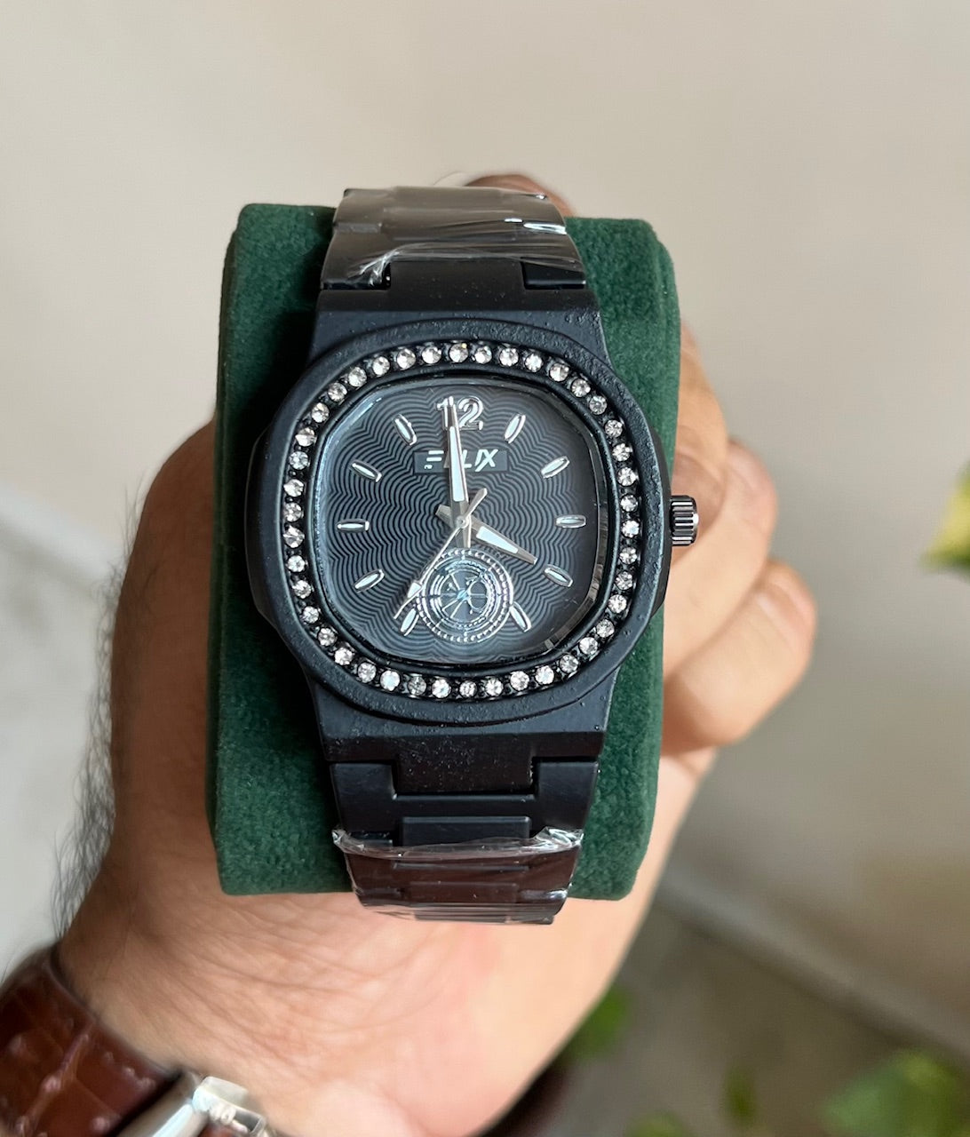 Black Round Dial Stone Embedded Classsic Watch For Men – World junctions
